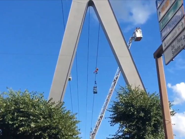 One hundred stranded as cable car breaks down | Better News