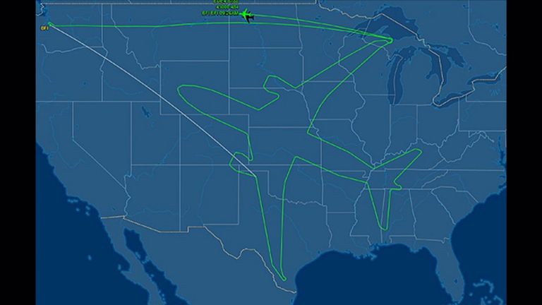 Boeing pilot 'draws' huge Dreamliner over US | World News | Sky News