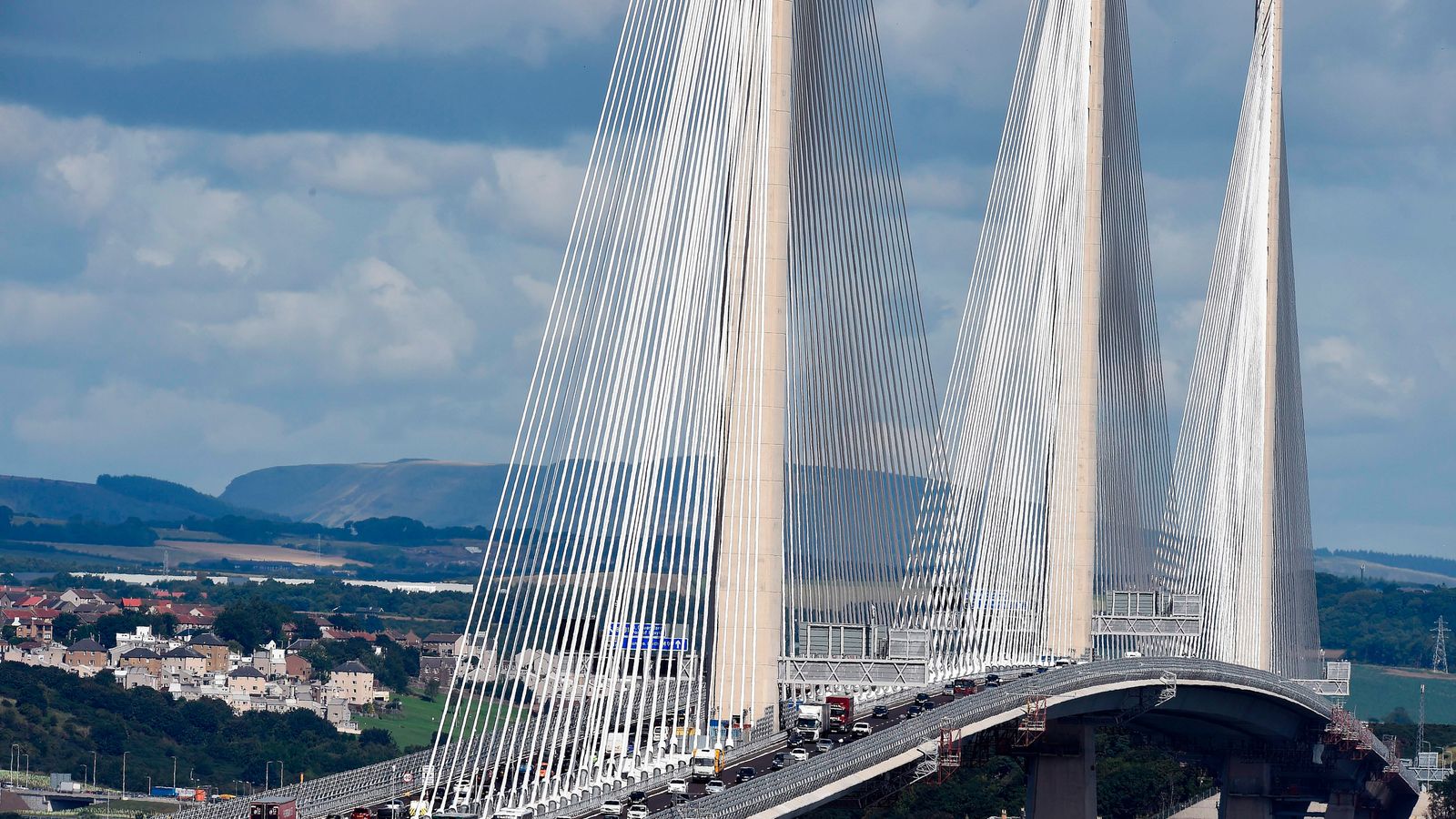 Queensferry Crossing: Queen opens 'breathtaking' tallest bridge in UK ...