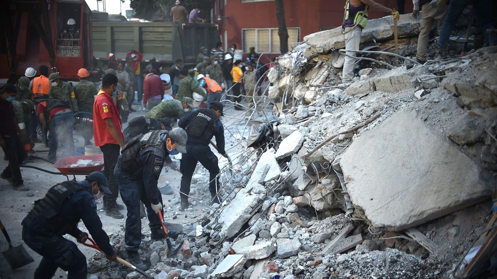 Fears thousands are left homeless by Mexico quake as rescues go on ...
