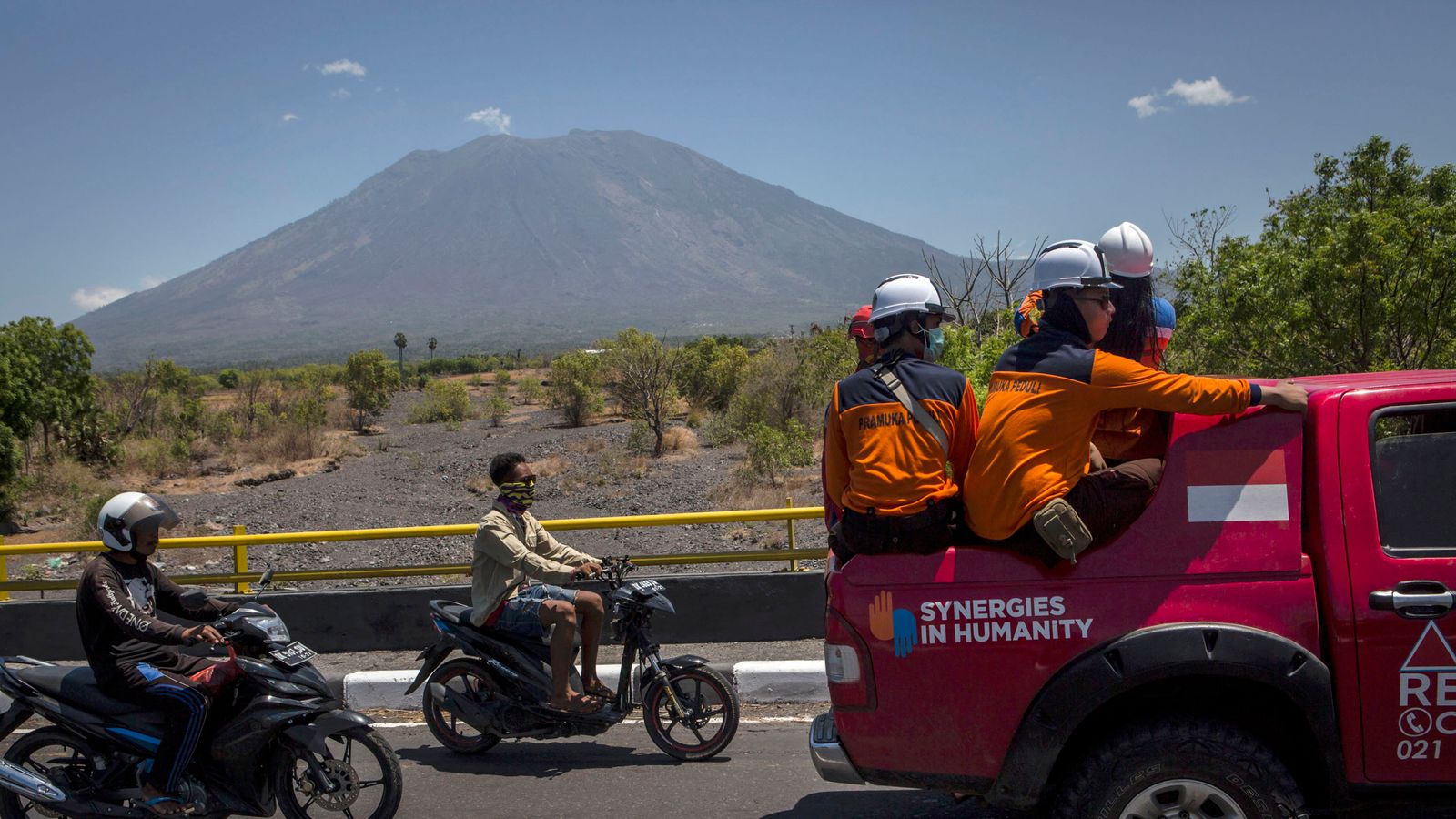 120,000 people flee as Bali volcano threatens to blow | World News ...
