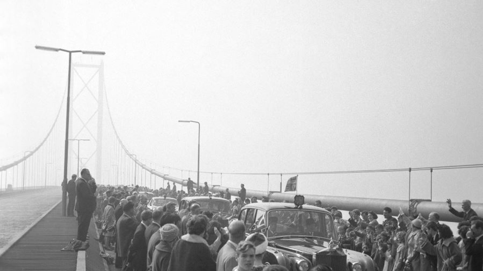 Queensferry Crossing: Queen opens 'breathtaking' tallest bridge in UK ...