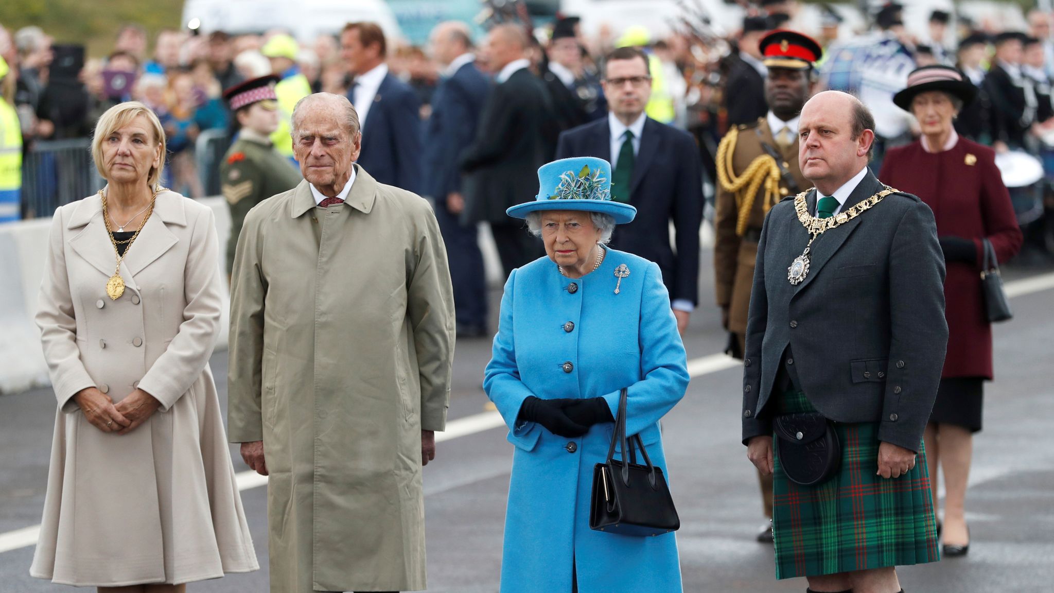 Queensferry Crossing: Queen opens 'breathtaking' tallest bridge in UK ...