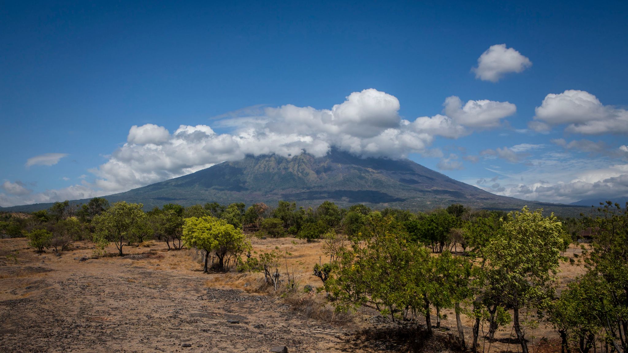 Thousands flee their homes as Vanuatu volcano threatens to erupt | UK ...