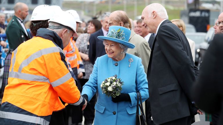 Queensferry Crossing: Queen opens 'breathtaking' tallest bridge in UK ...
