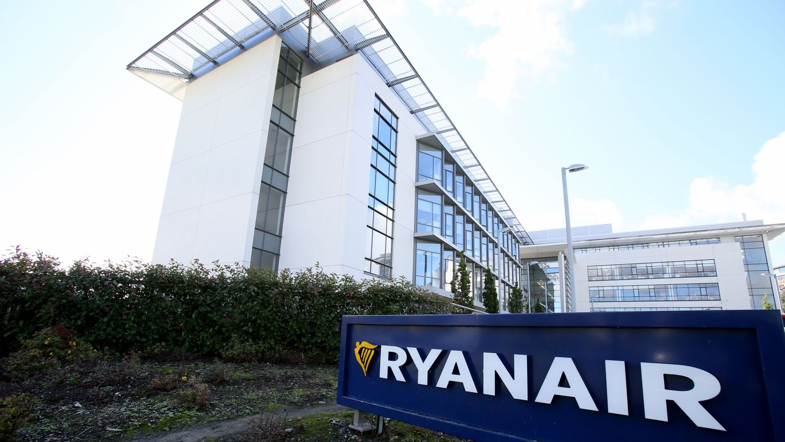 Ryanair makes 'historic' deal with UK pilots union | Money News | Sky News
