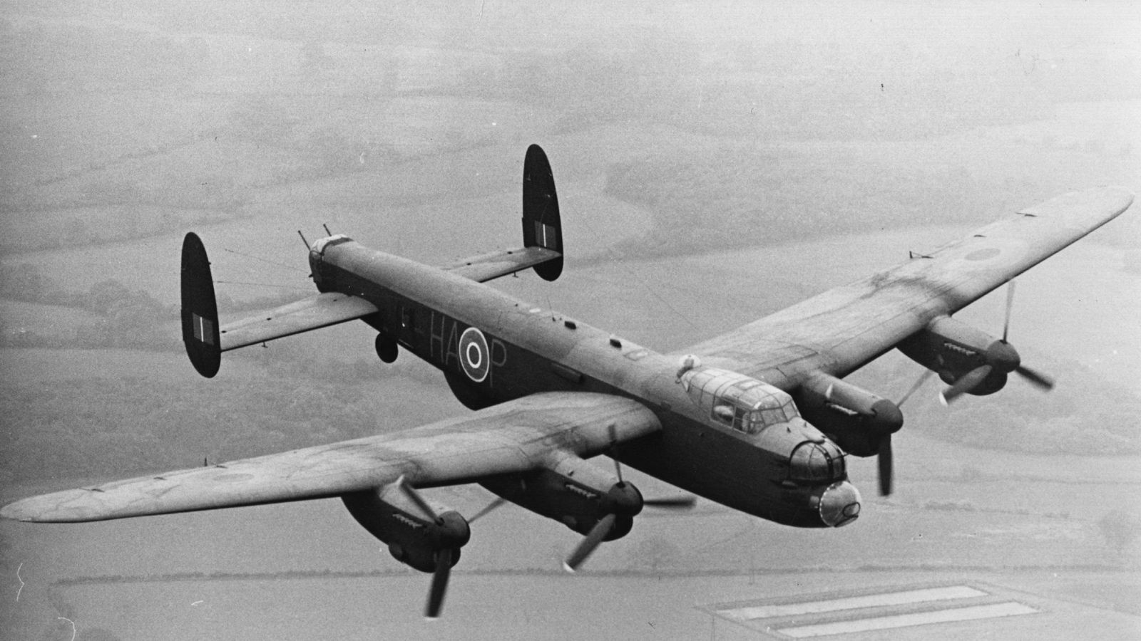 Britain's last surviving Dambuster receives MBE from the Queen | UK ...