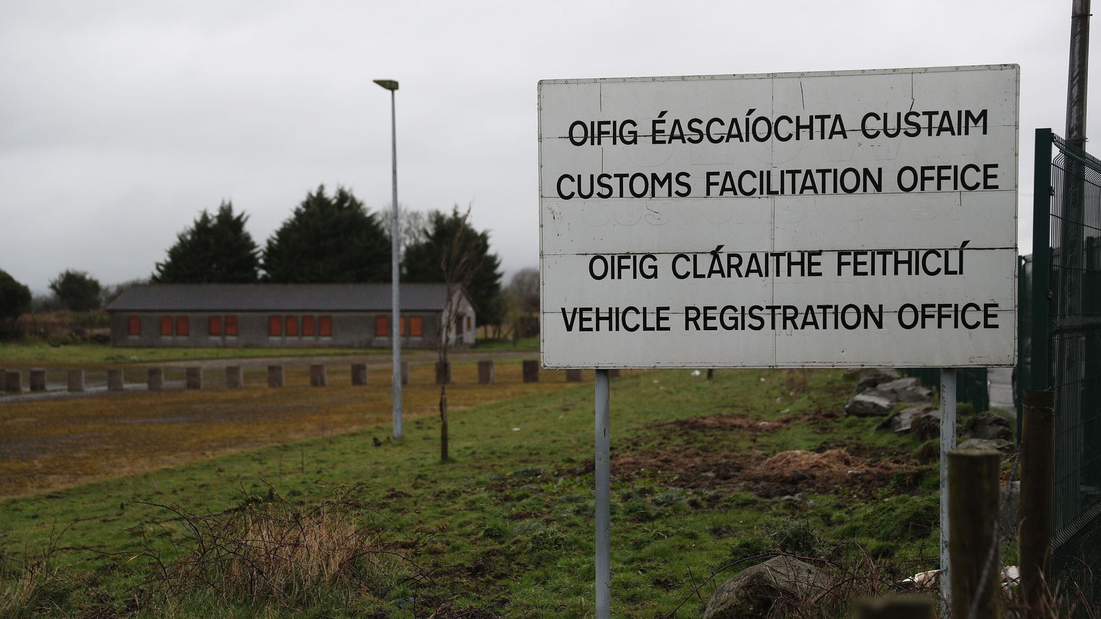 Ireland 'threat to veto Brexit trade talks' over border issue ...