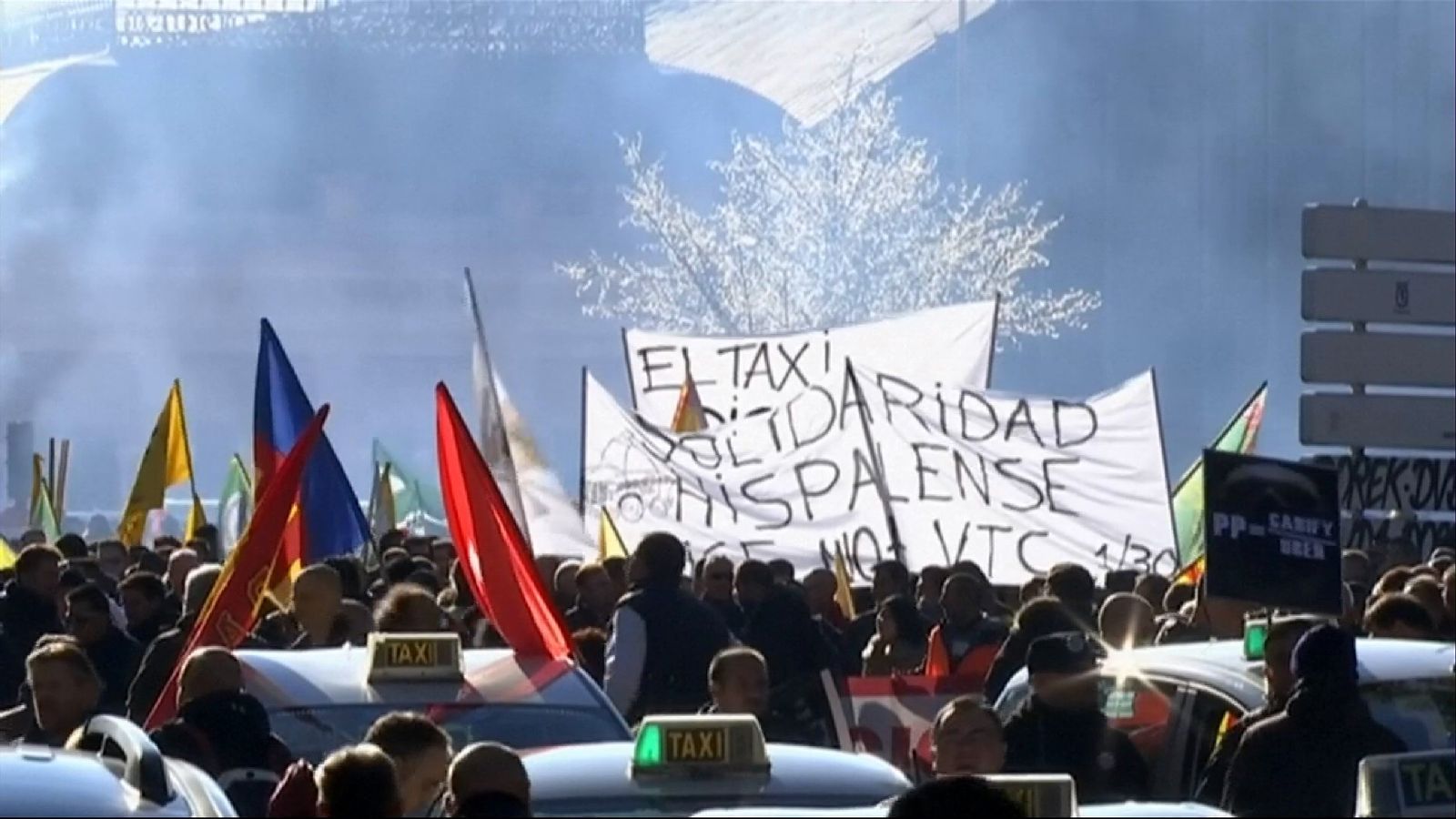 Uber protest: Madrid taxi drivers open 24-hour strike with flares and ...
