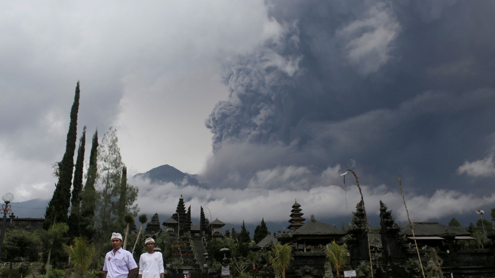 Bali volcano sends clouds of ash into sky | World News | Sky News