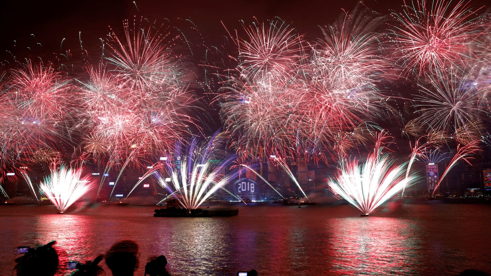 World sees in 2018 with spectacular fireworks | News UK Video News ...