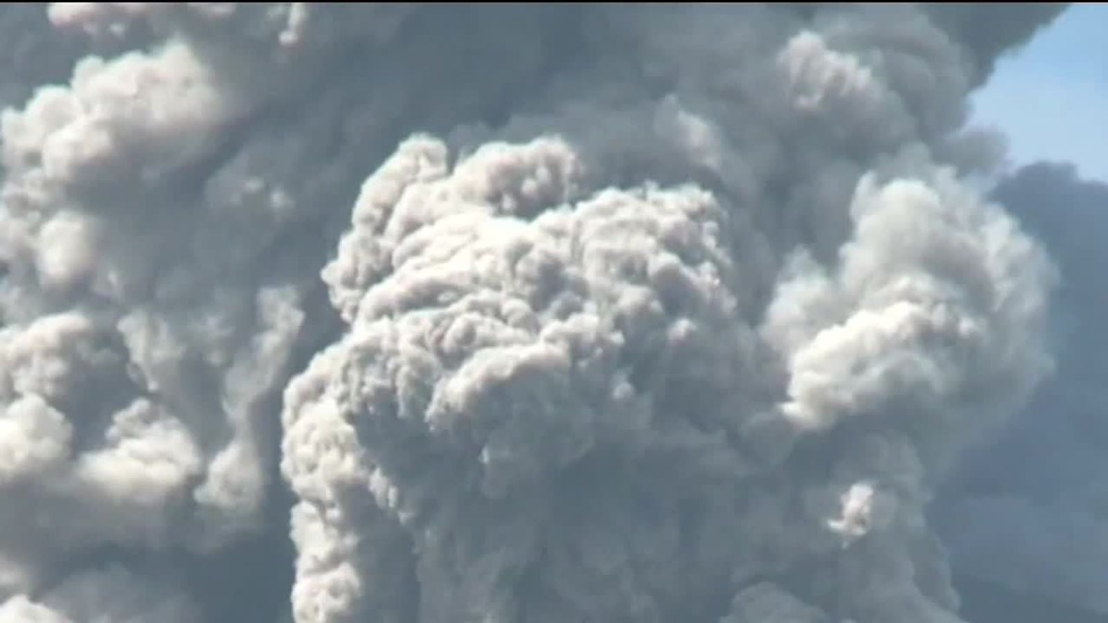 Mt Mayon sends column of ash into sky | World News | Sky News