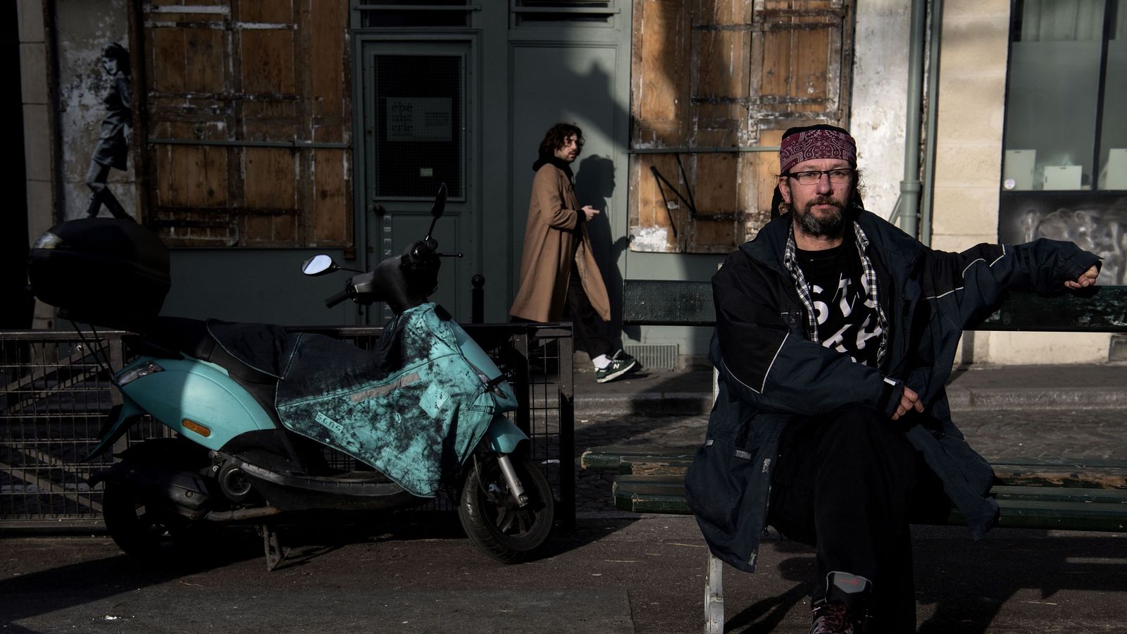 Homeless man in Paris becomes Twitter sensation | World News | Sky News