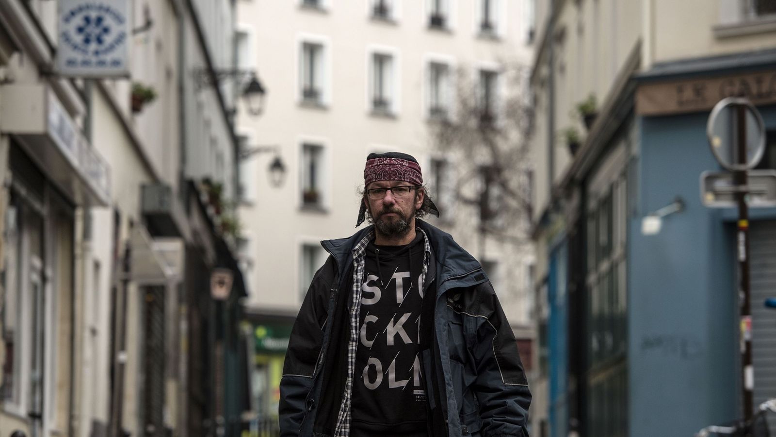Homeless man in Paris becomes Twitter sensation | World News | Sky News