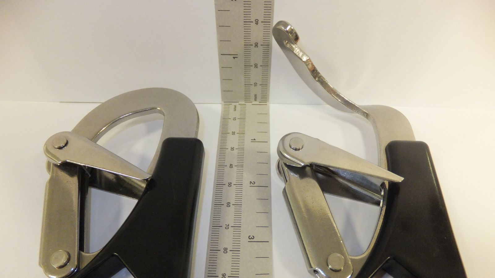 Yacht race death may be due to 'flaw' with safety hook - investigators ...