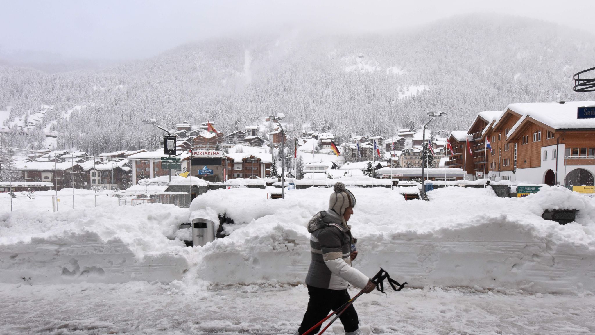 13,000 holidaymakers stranded by Alps snow | World News | Sky News