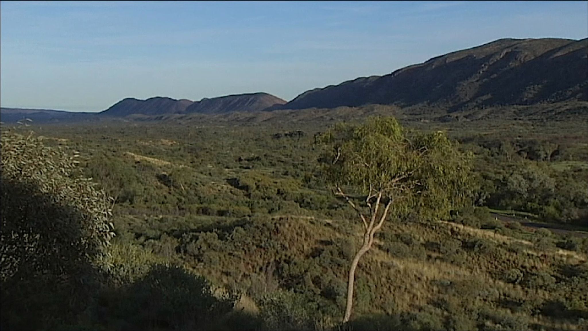 Tourist with 'limited water' dies in 40C Australian Outback heat ...