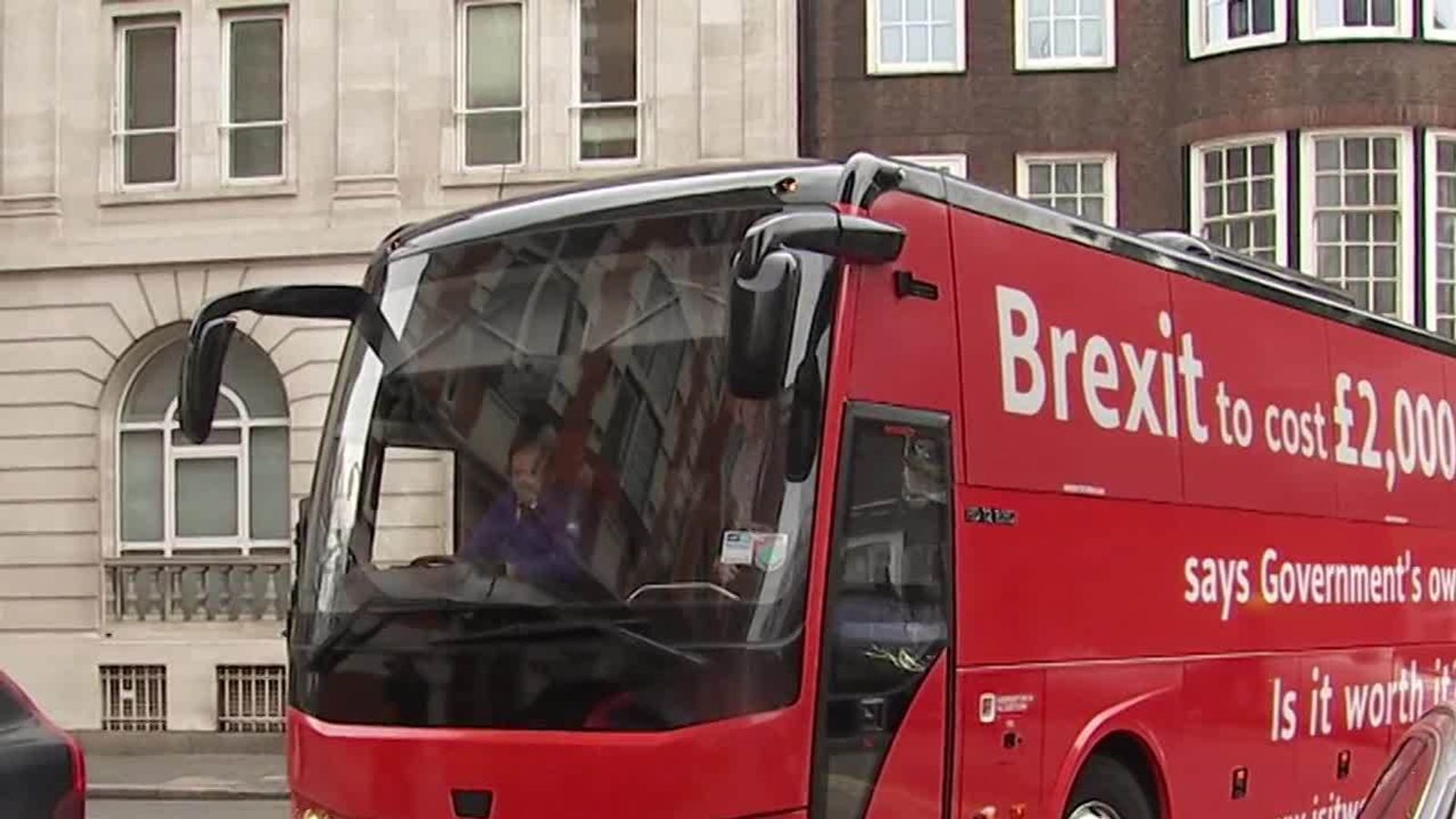 Tight squeeze for anti-Brexit bus | News UK Video News | Sky News