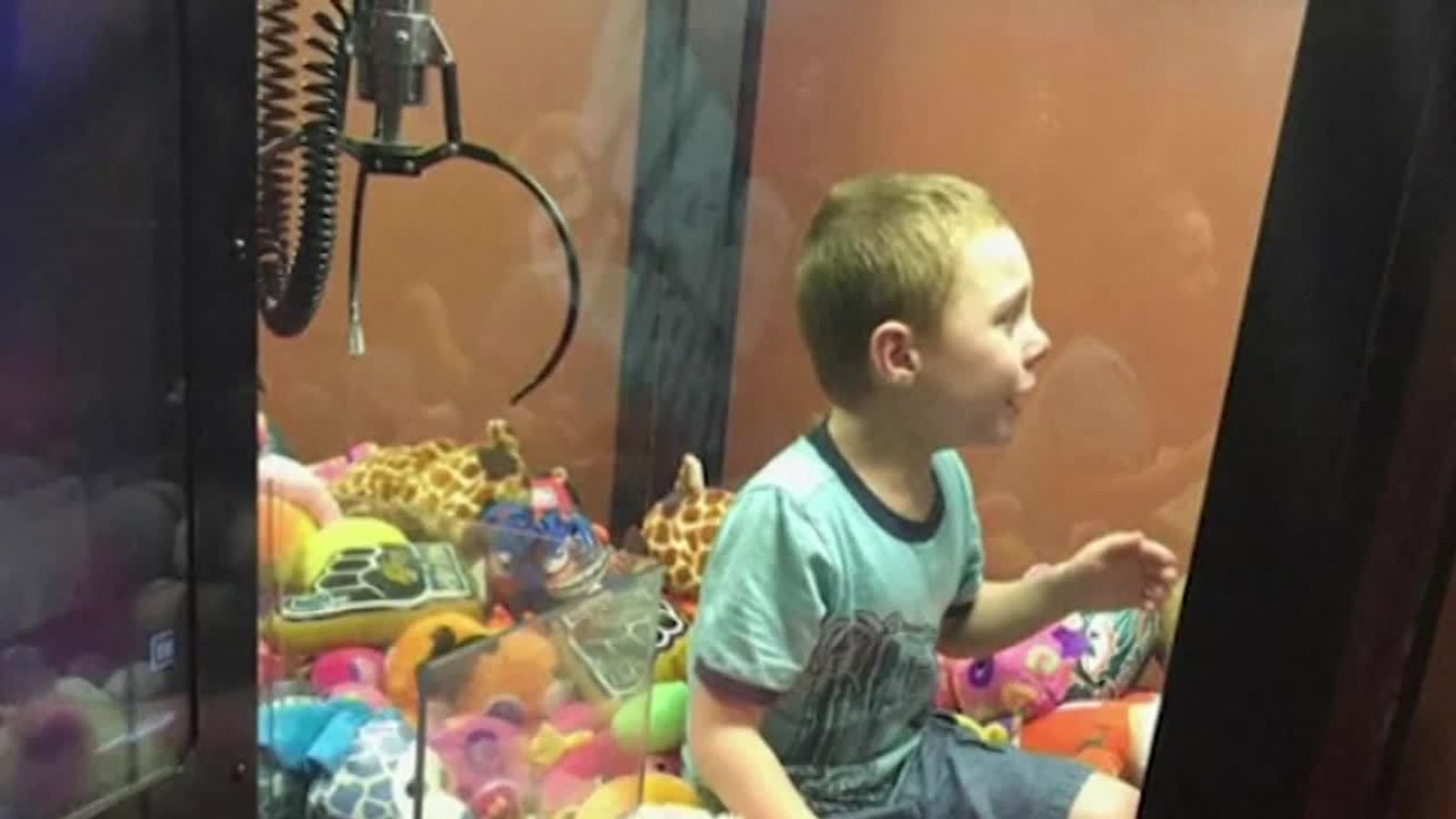 Kid gets stuck in claw machine | News UK Video News | Sky News