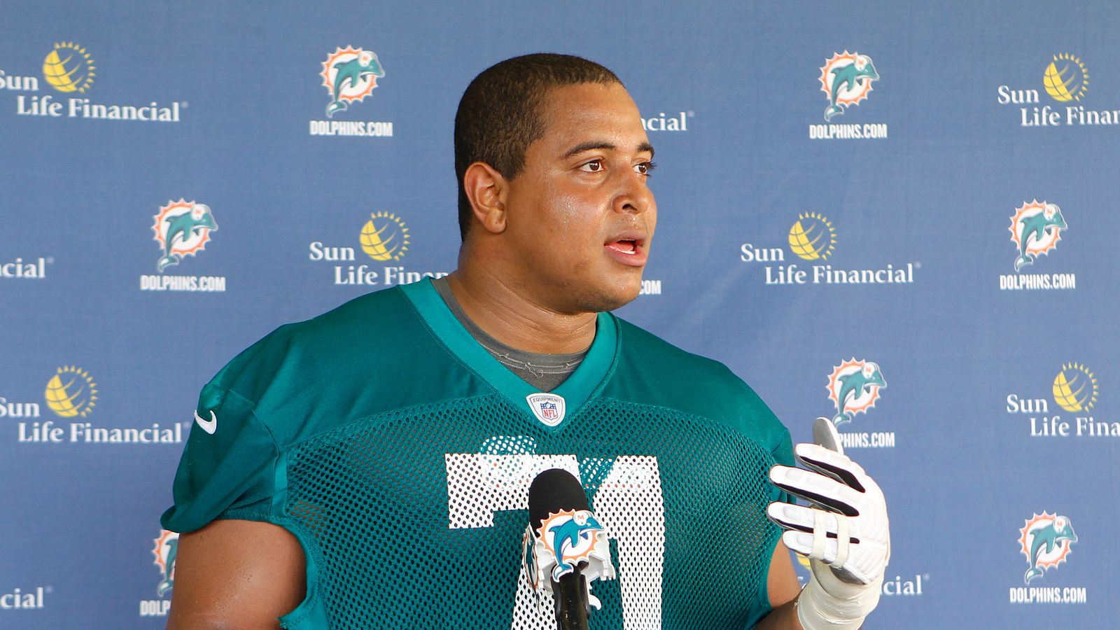 School closed over ex-NFL player Jonathan Martin's shotgun picture post ...