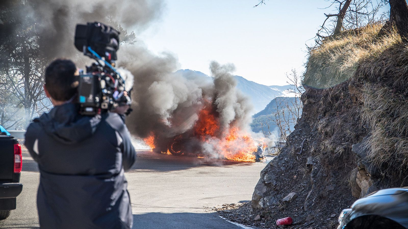 Top Gear stars Chris Harris and Eddie Jordan escape blazing car in ...