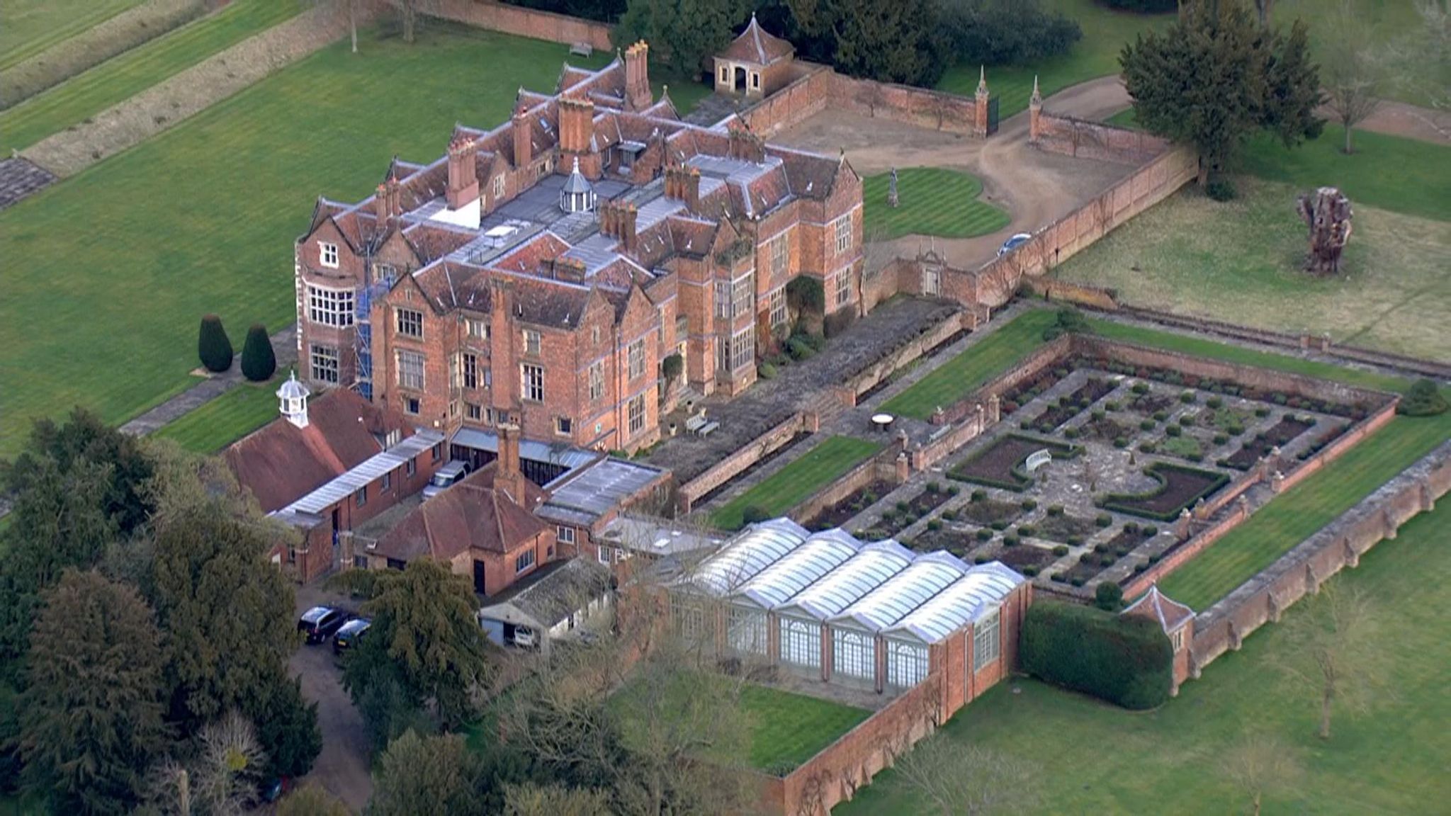 Cabinet ministers arrive at Chequers for crunch Brexit meeting ...