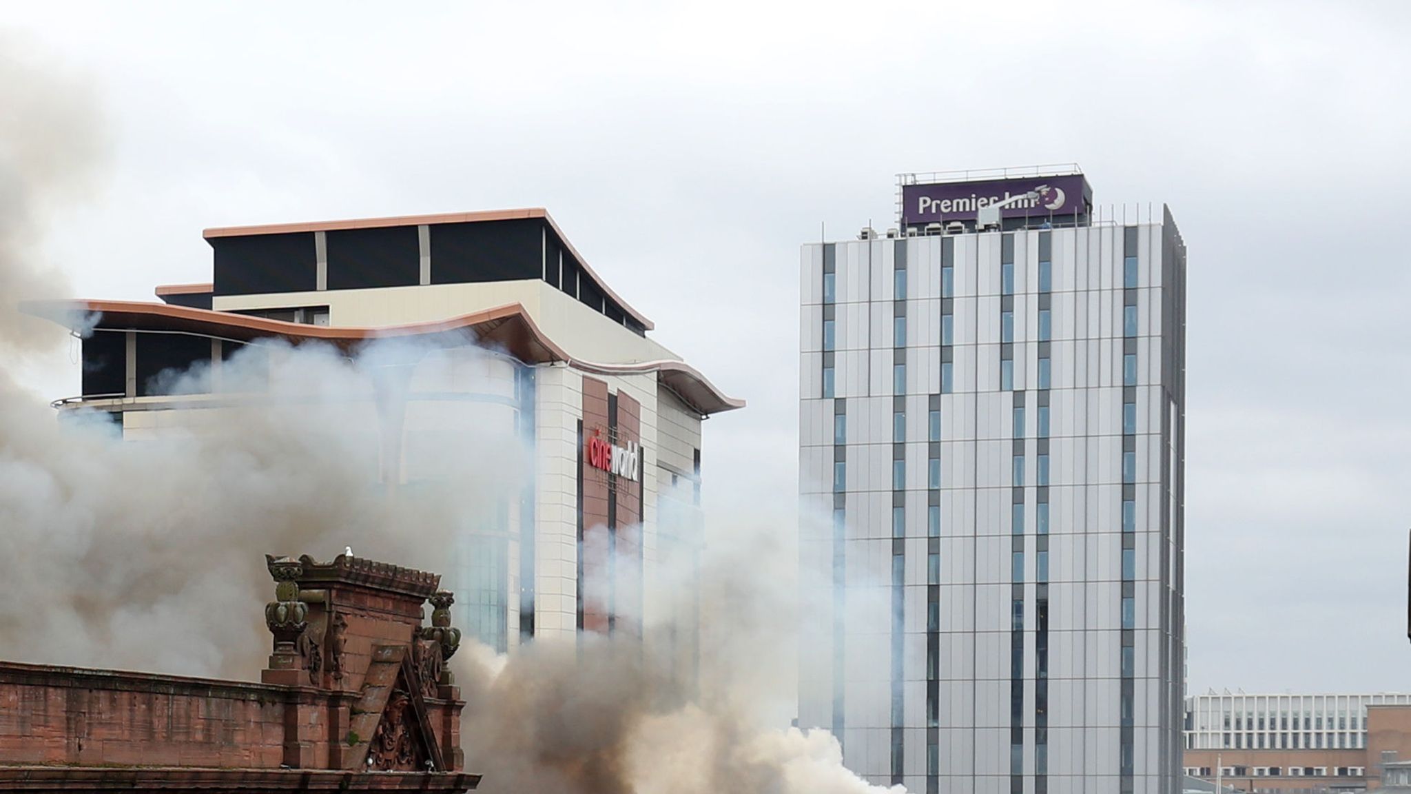 120 firefighters tackle 'massive' blaze on Glasgow's Sauchiehall Street ...