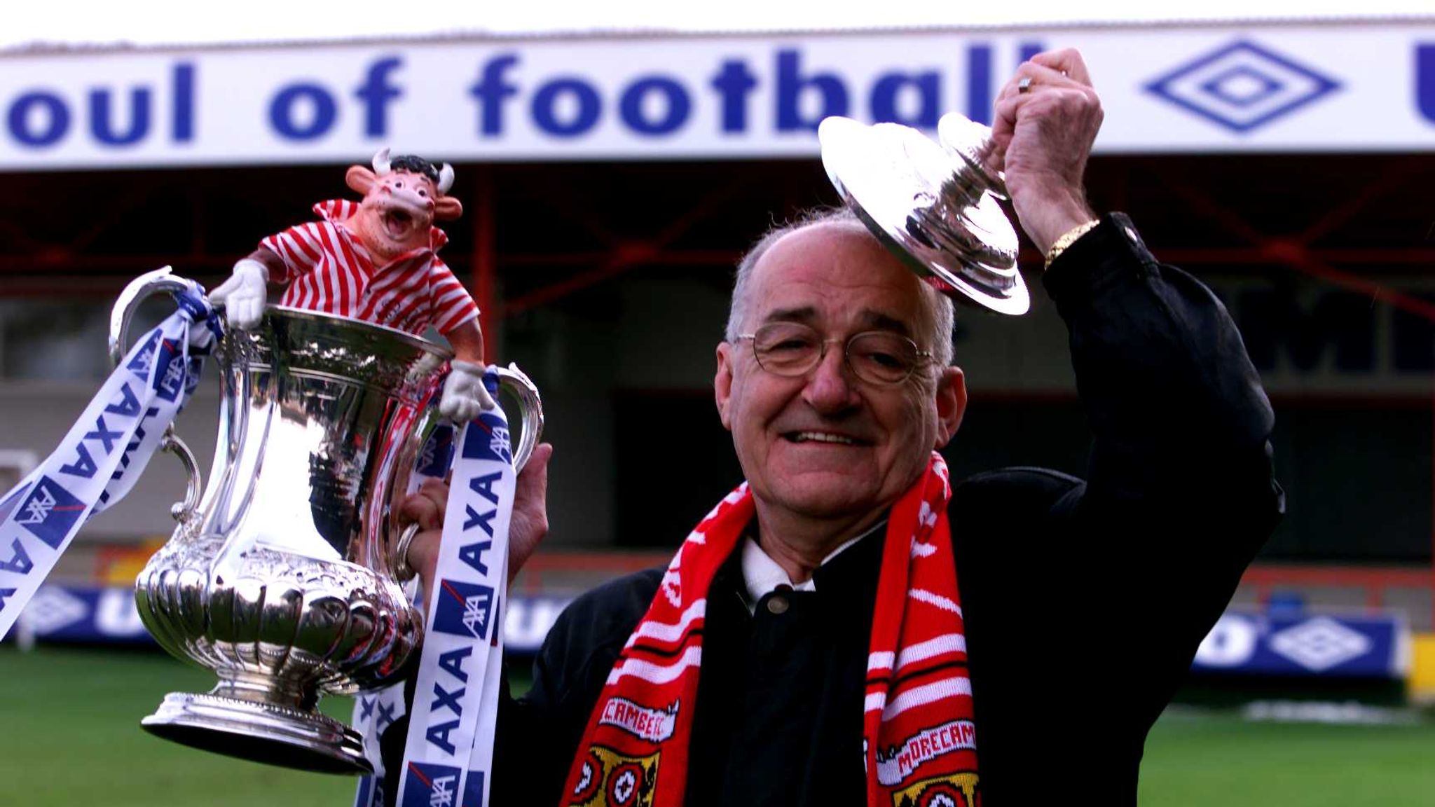 Bullseye star Jim Bowen dies aged 80 | UK News | Sky News