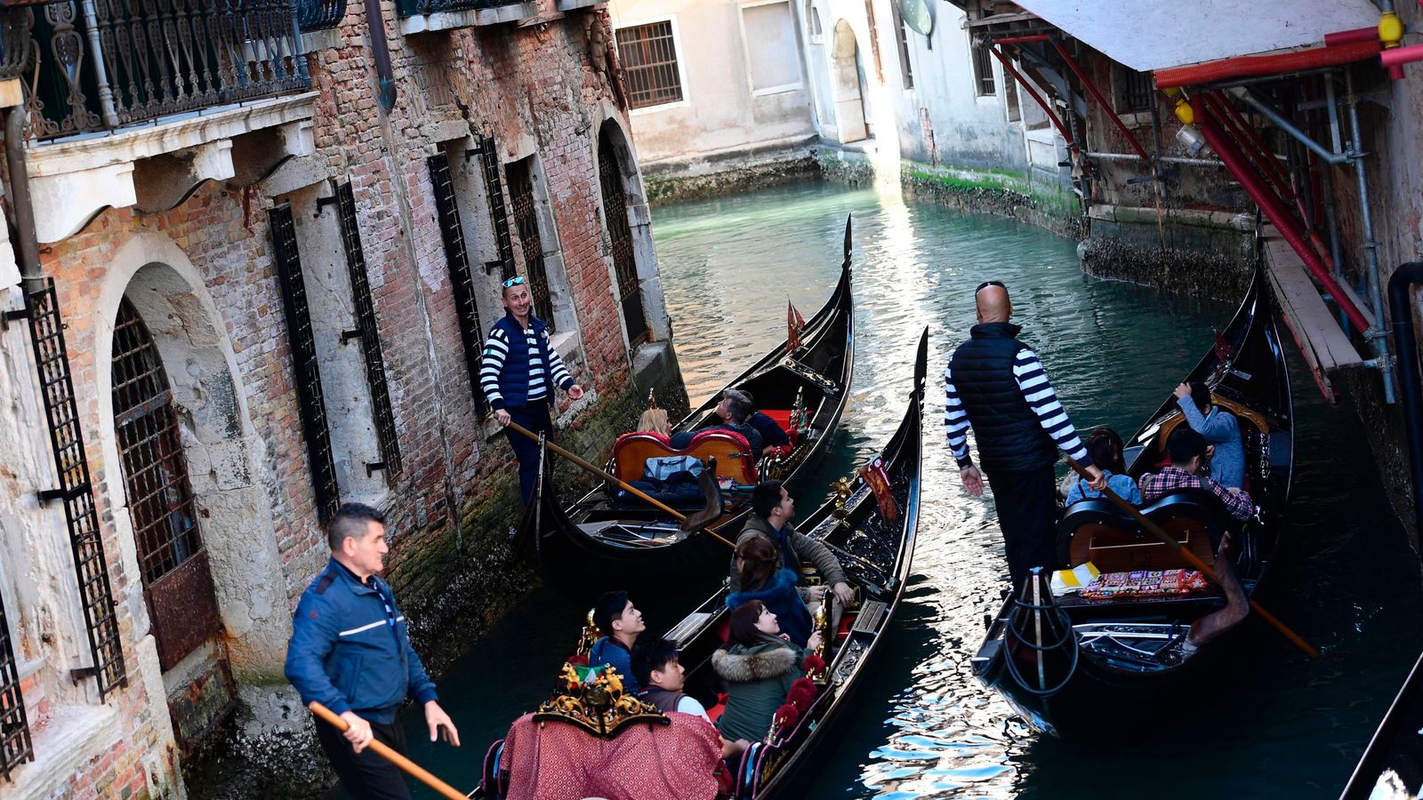 Venice installs gates to limit tourist numbers | World News | Sky News