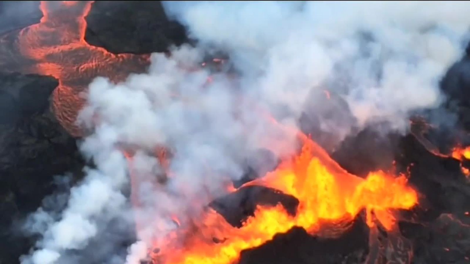 Hawaii residents warned over toxic fumes | World News | Sky News
