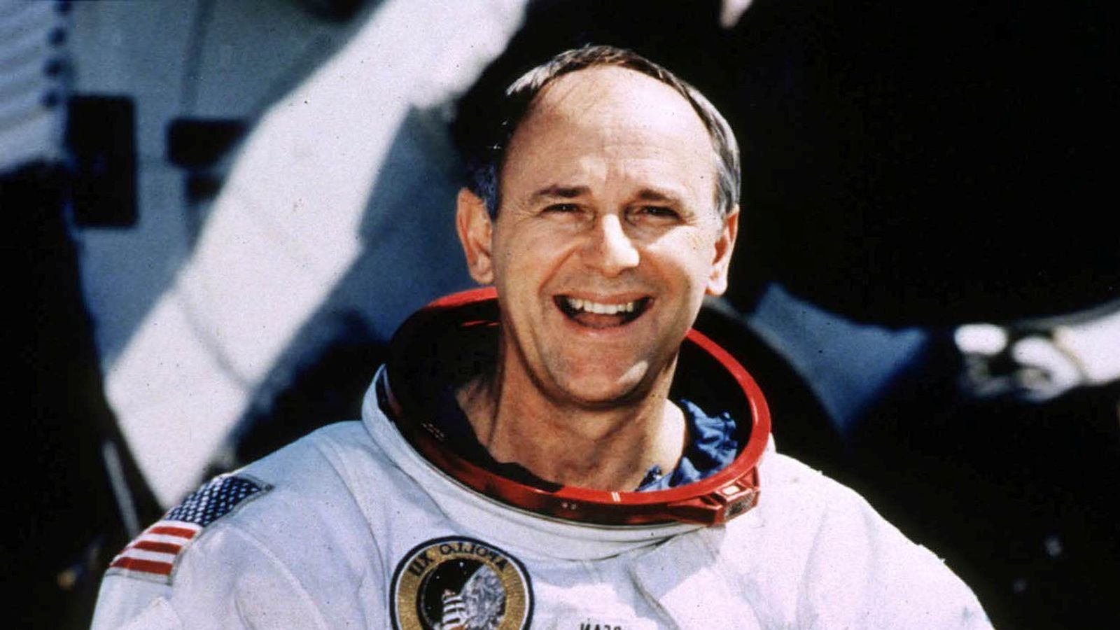 Moonwalker and space artist Alan Bean dies | US News | Sky News
