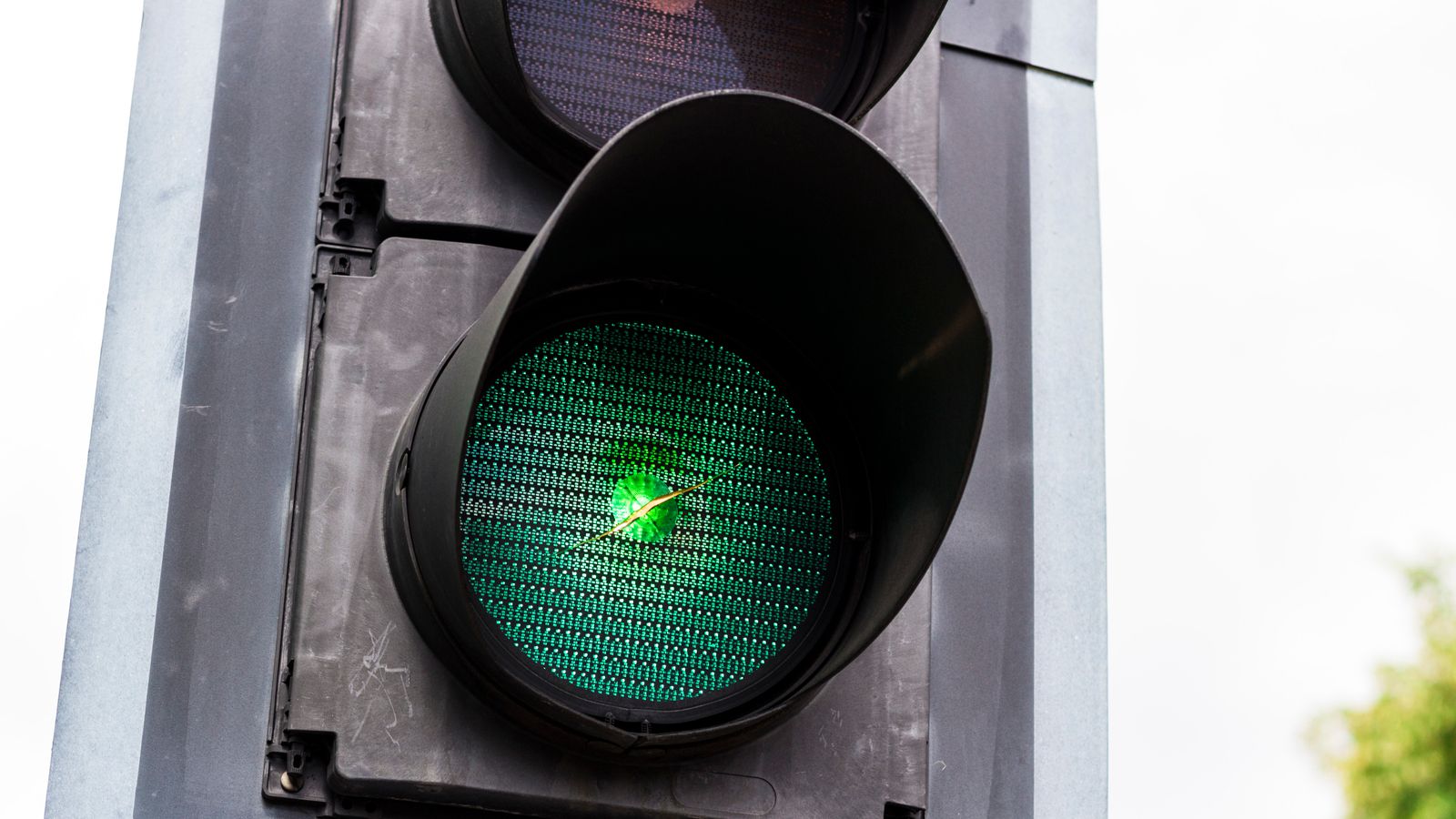 Smart traffic lights which could cut vehicle emissions to be trialled ...