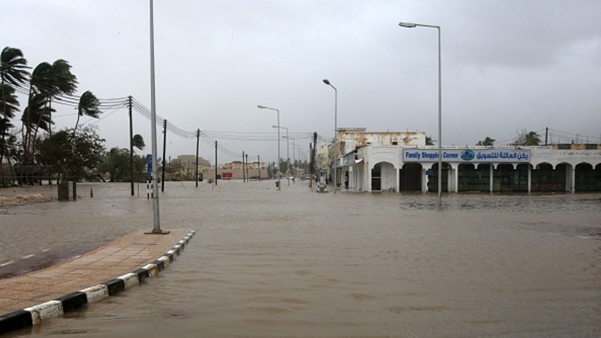Cyclone Mekunu leaves at least 10 dead as it batters Oman and Yemen ...