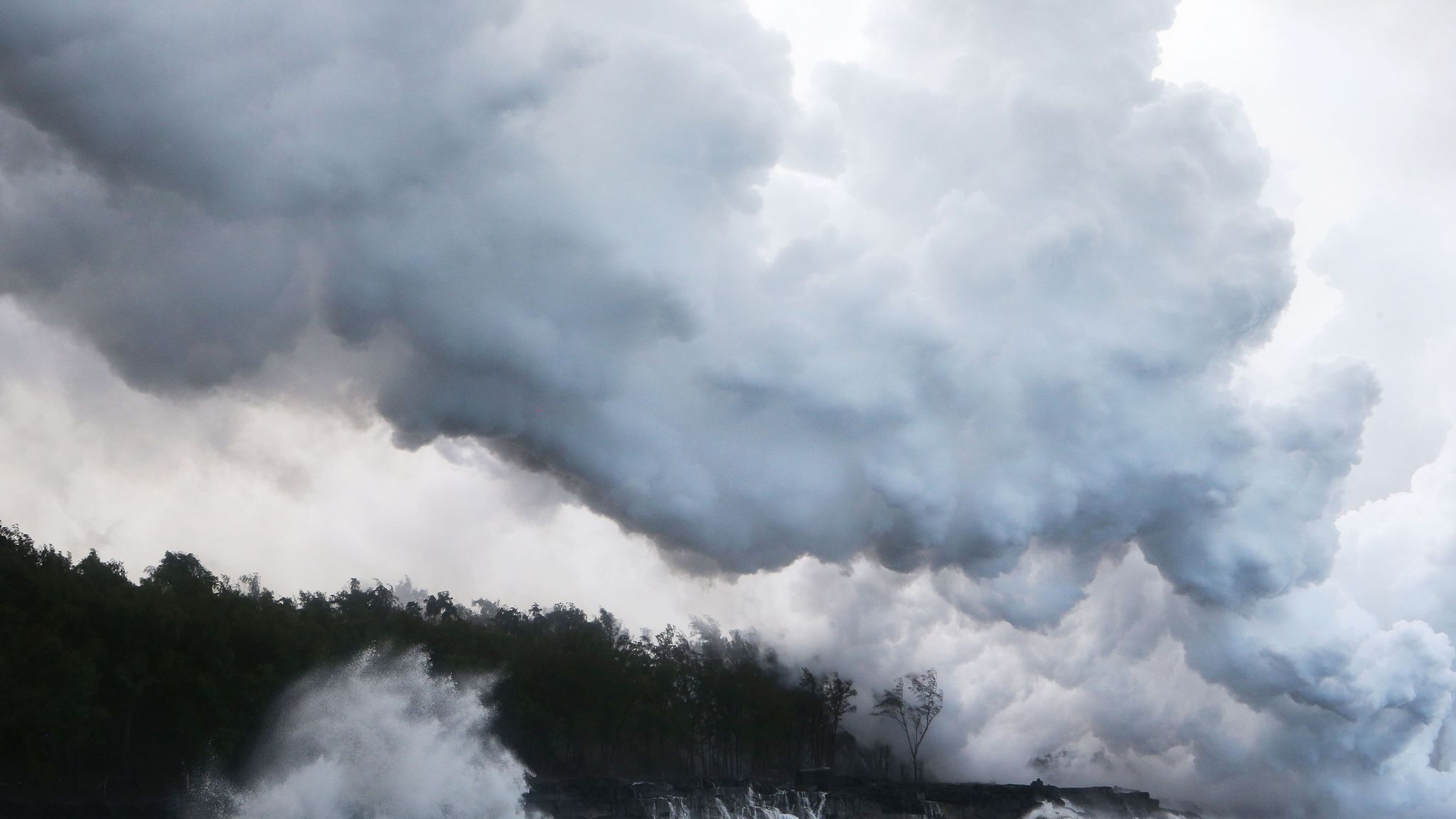 Hawaii's Kilauea volcano spews toxic glass cloud as lava reaches ocean ...