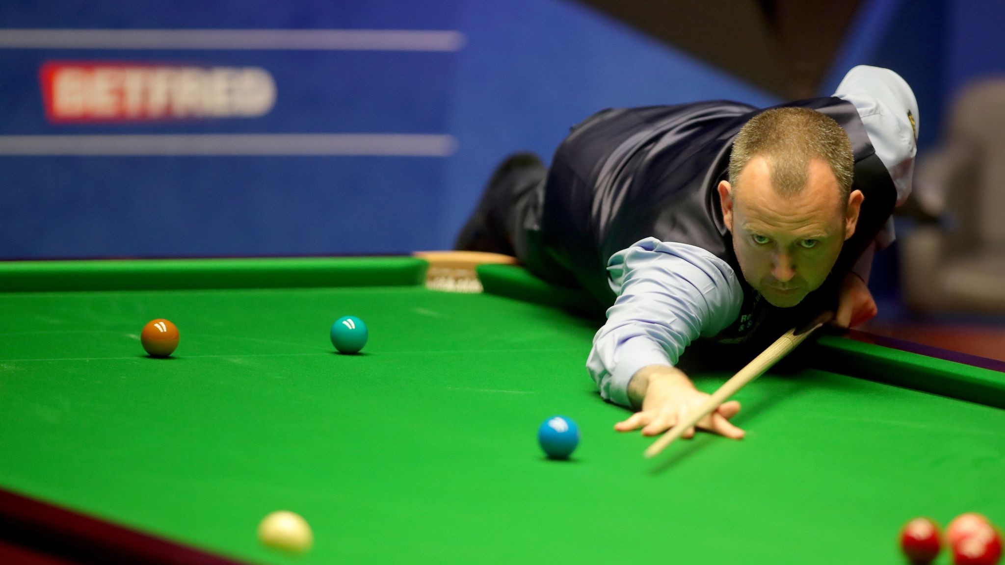 Mark Williams strips off after beating Higgins in World Snooker ...