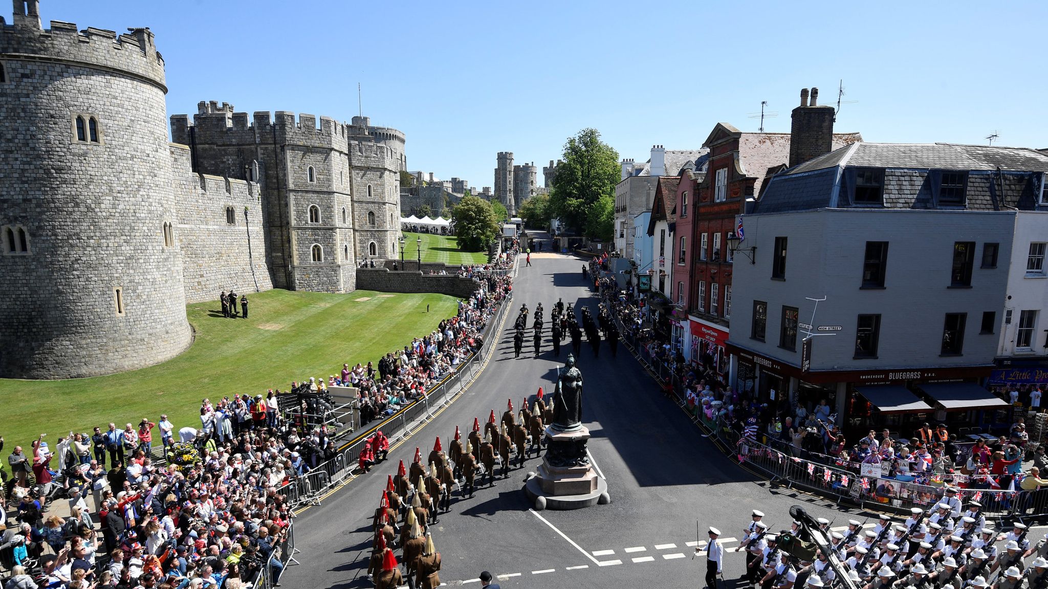 Royal Wedding: Thousands bask in sun as military take part in Windsor ...