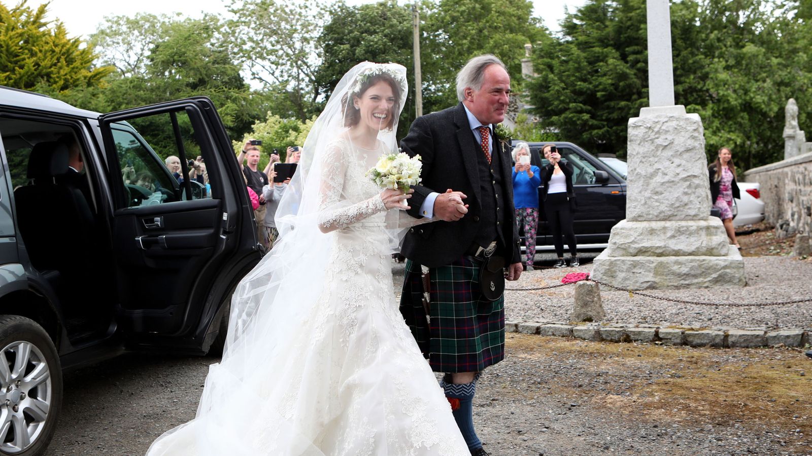 Game Of Thrones stars Kit Harington and Rose Leslie marry at family ...