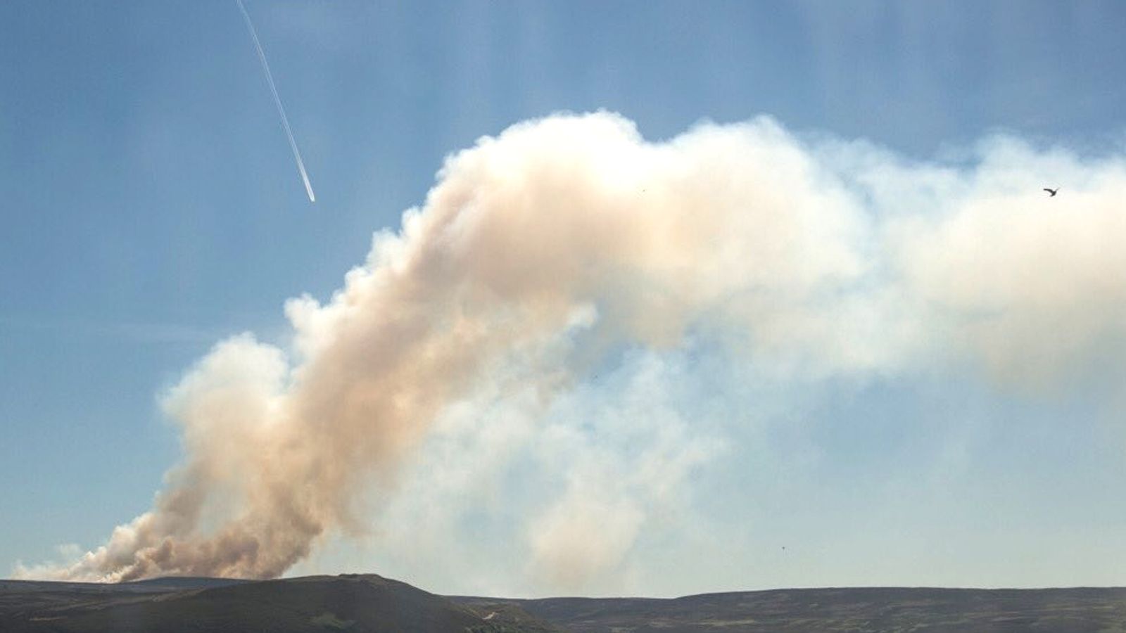 Warm weather reignites wildfires across Saddleworth Moor | UK News ...