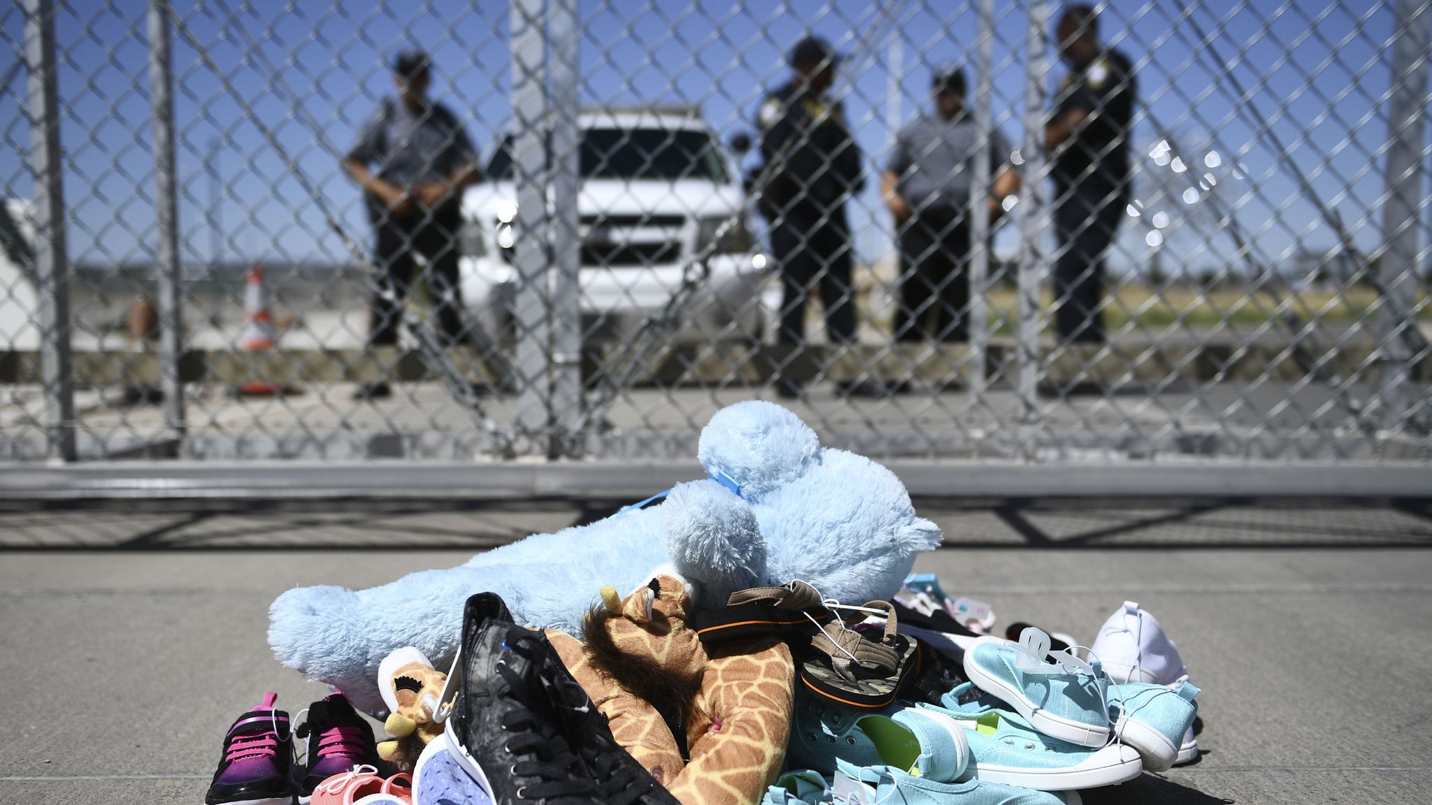 Judge gives deadline for US border families to be reunited | US News ...