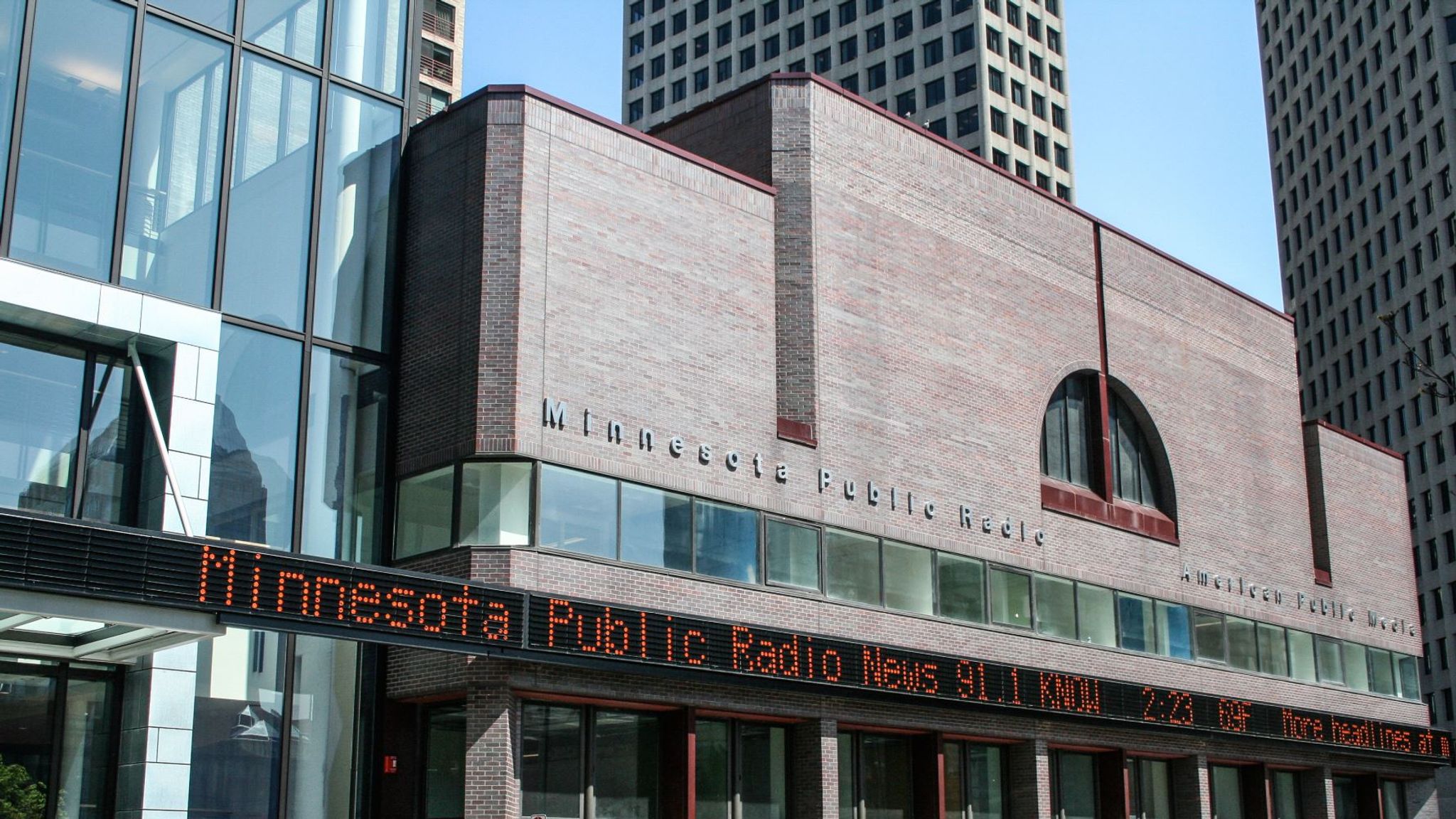Hero raccoon reaches top of UBS building in St Paul, Minnesota | World ...