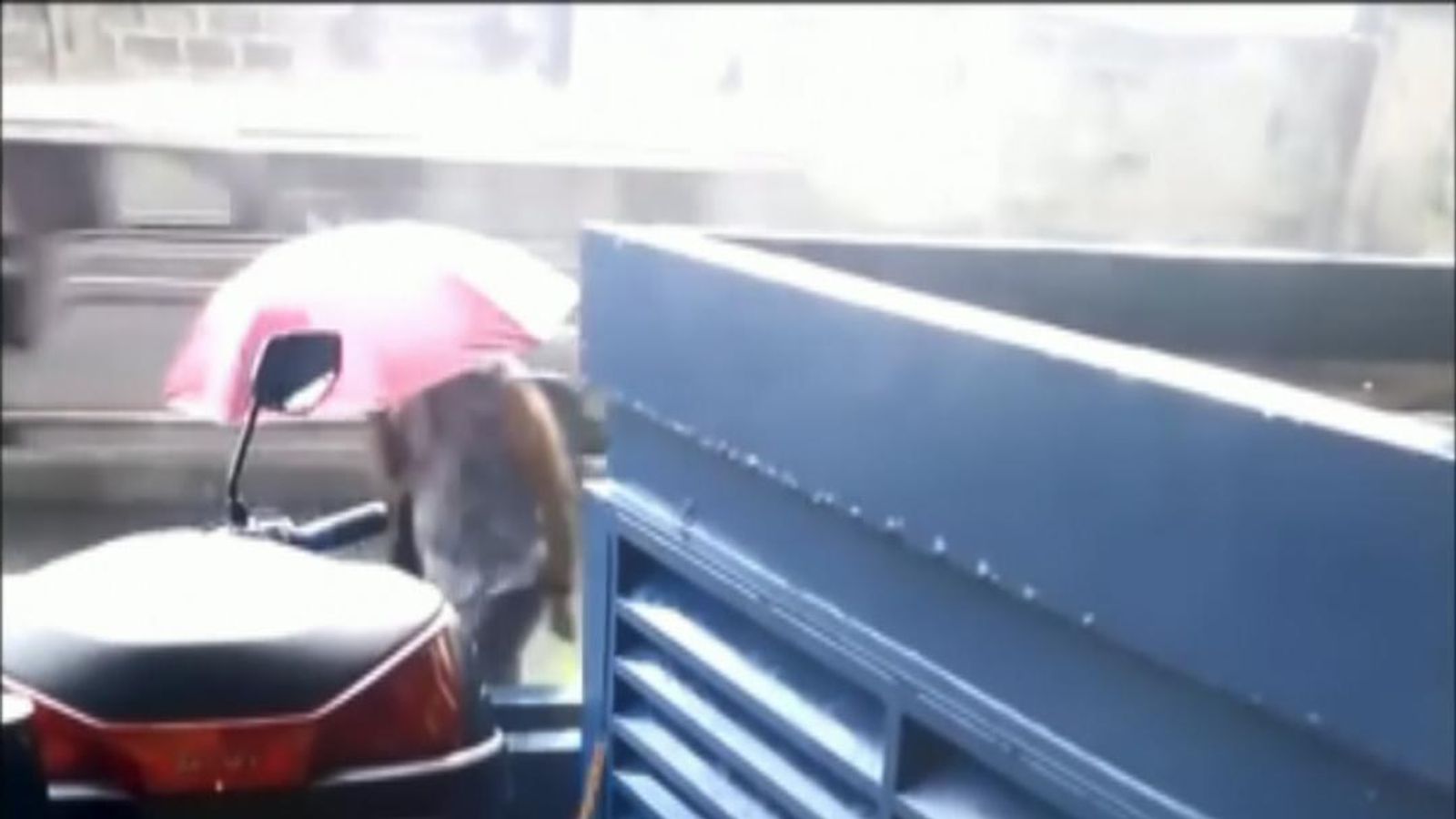 Homeless Filipino girl does her homework in the rain | News UK Video ...