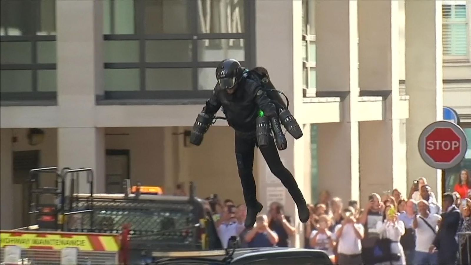 British inventor Richard Browning flies in jetsuit through London ...
