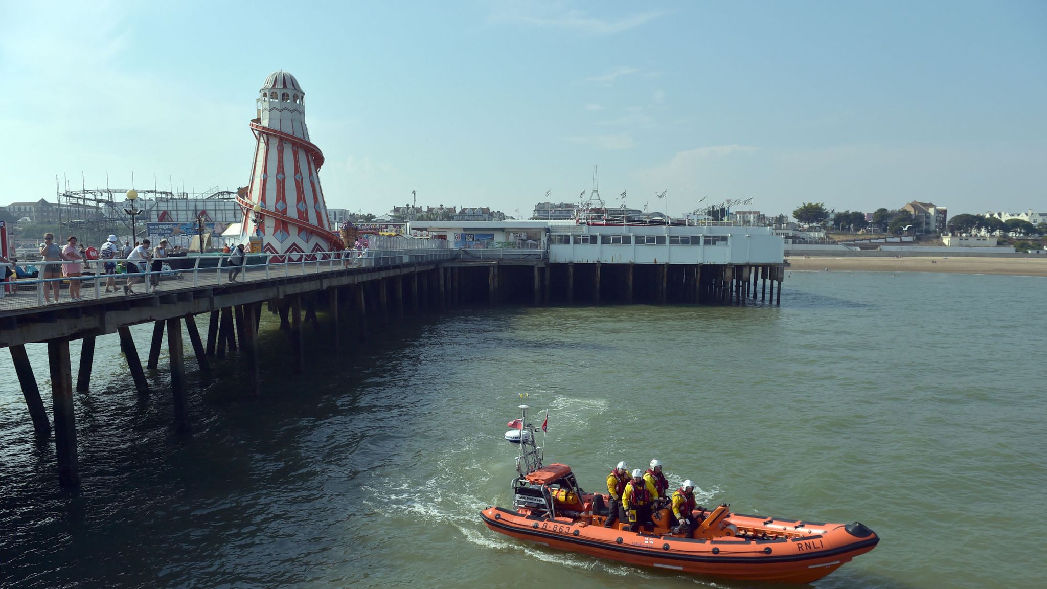 Specialist divers recover man's body from Bedfordshire river | UK News ...