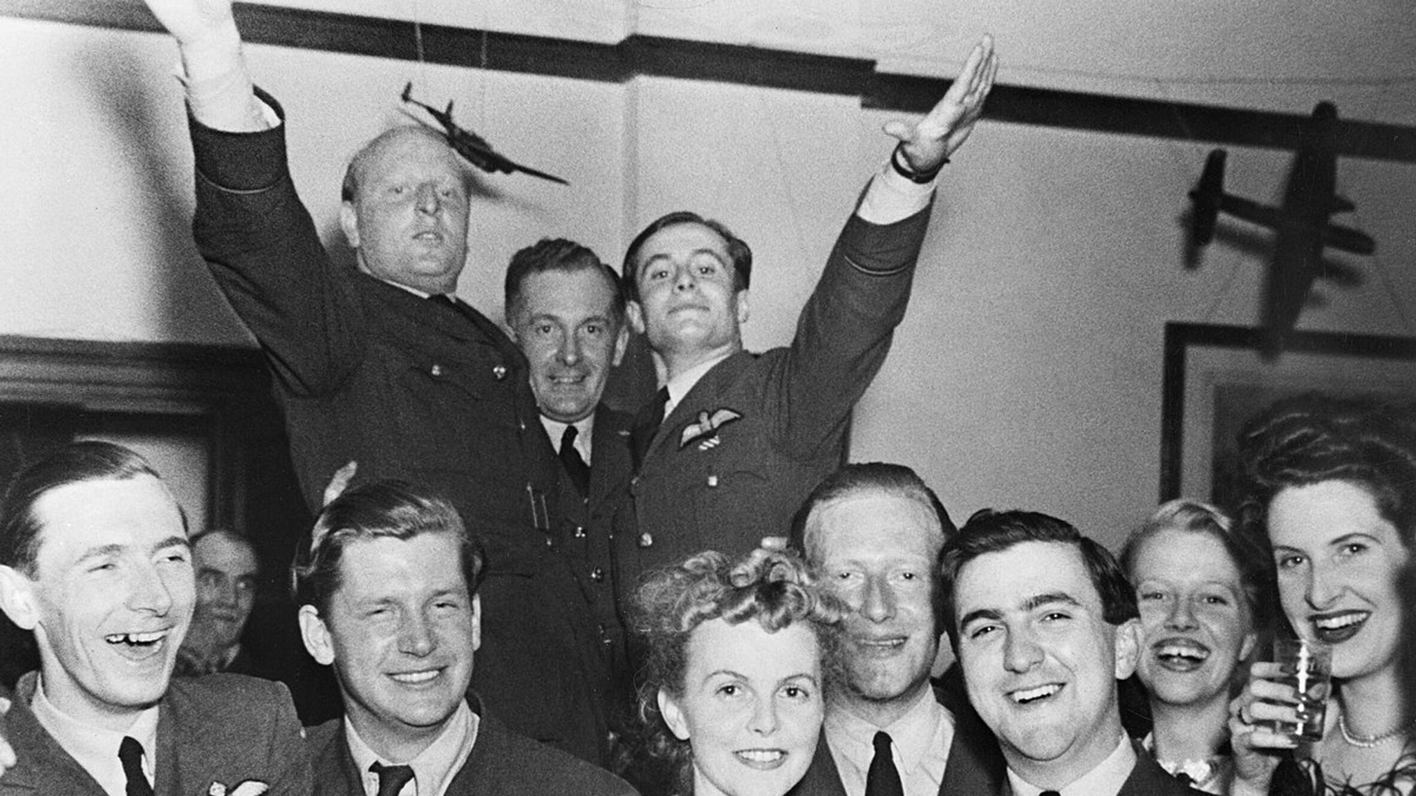 Youngest Battle of Britain spitfire pilot Geoffrey Wellum dies | UK ...