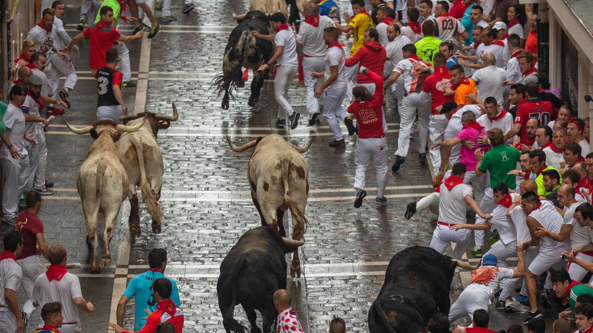 Man gored and four badly injured on first day of Pamplona bull run ...