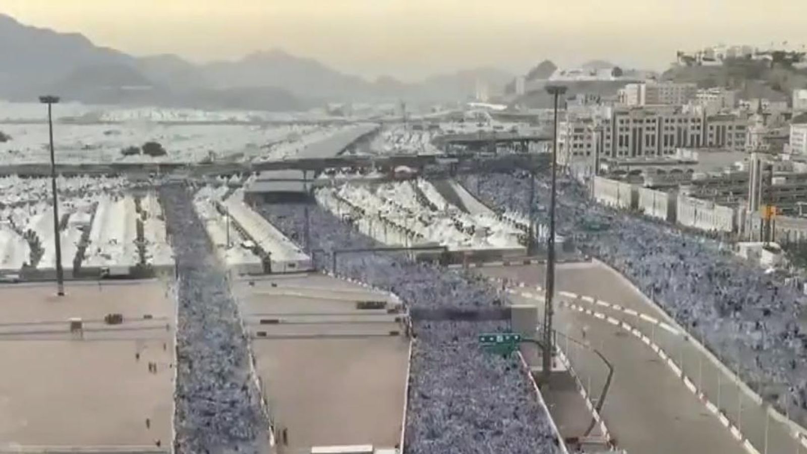 Time-lapse shows thousands of Mecca pilgrims | World News | Sky News
