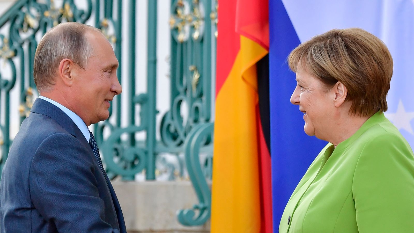 Putin on the Ritz: Russian president dances at foreign minister's ...