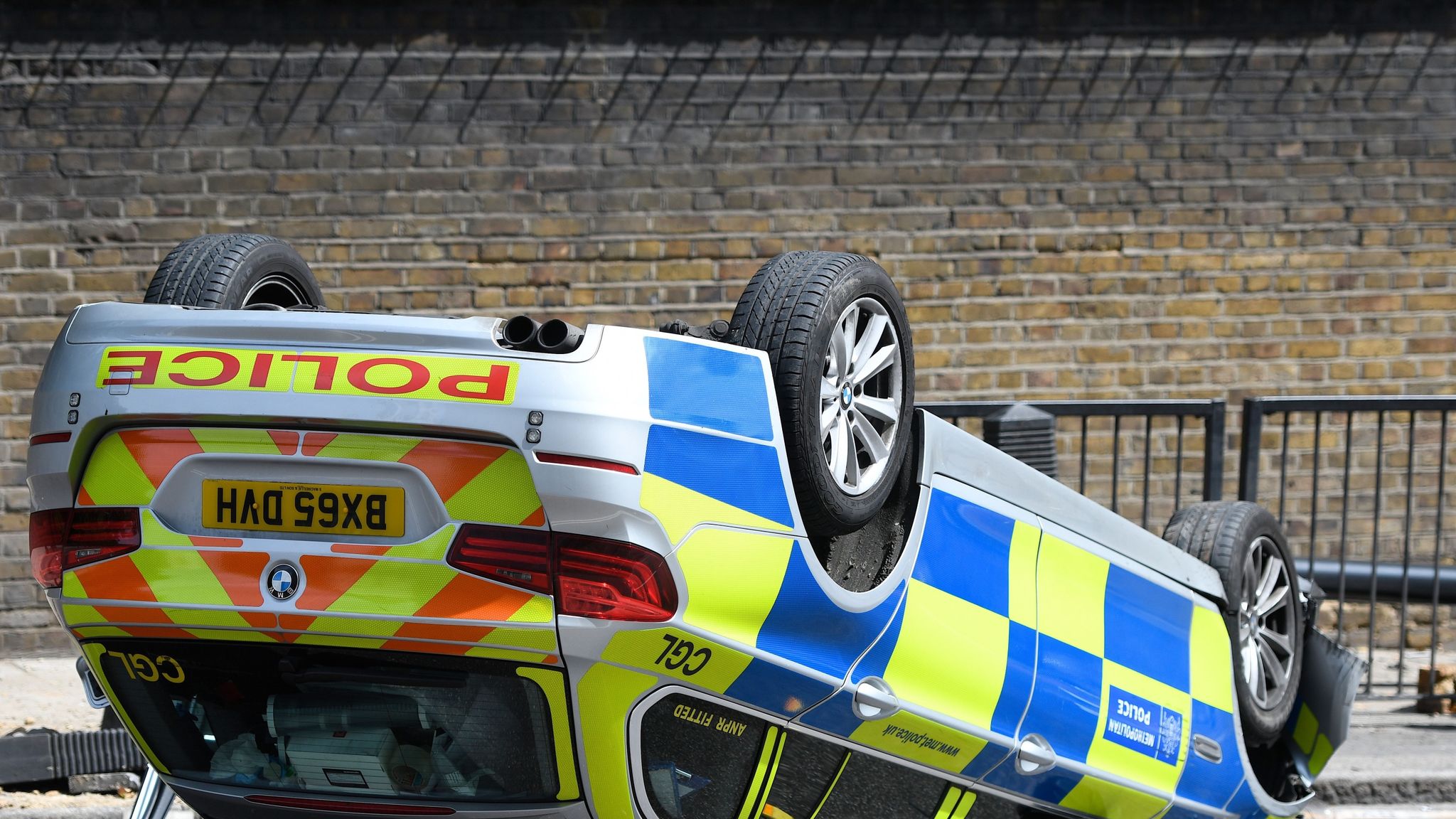 Police car overturns in moped crash near Buckingham Palace | UK News ...
