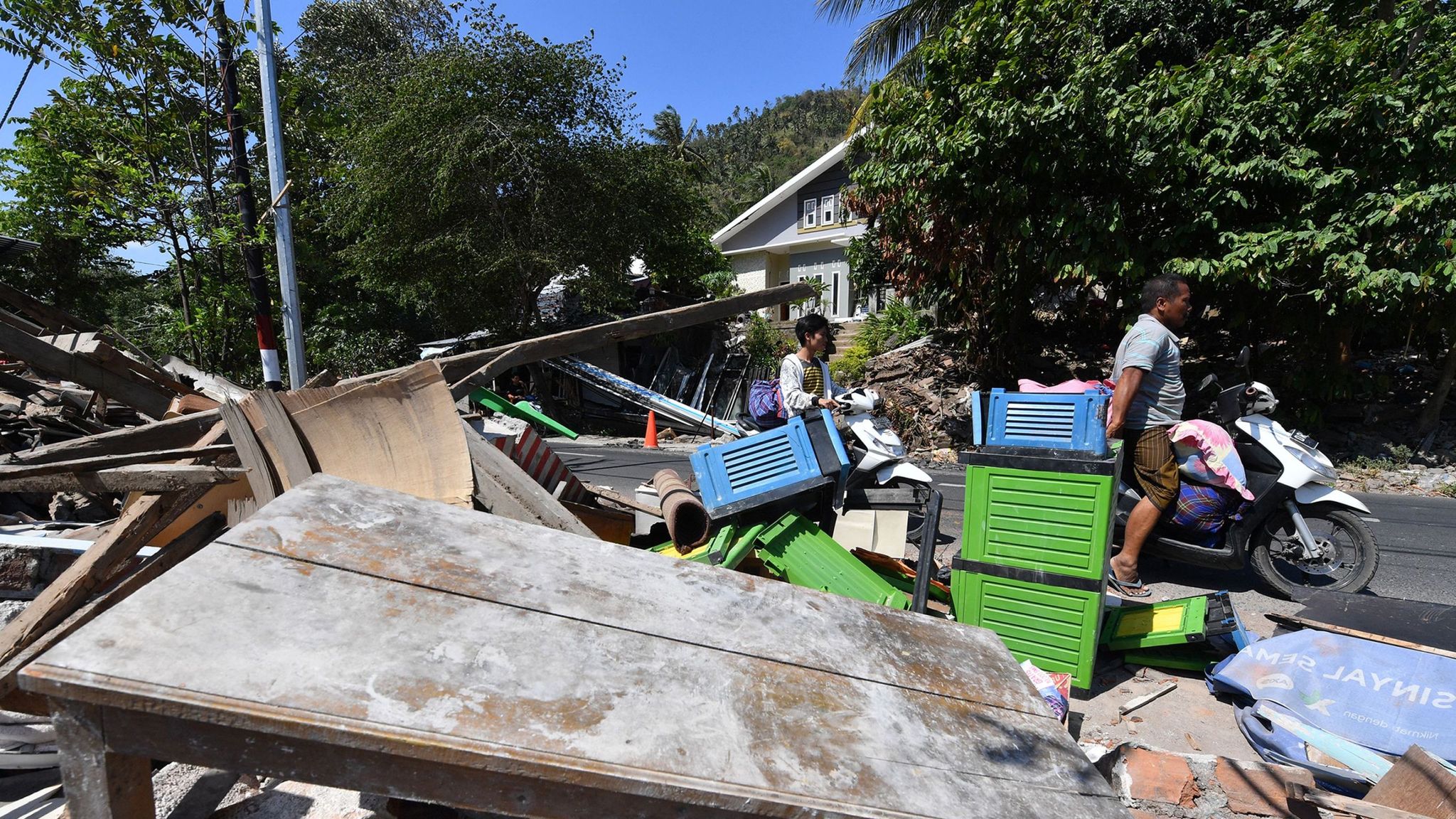 Lombok: 98 people killed in earthquake on Indonesian tourist island ...