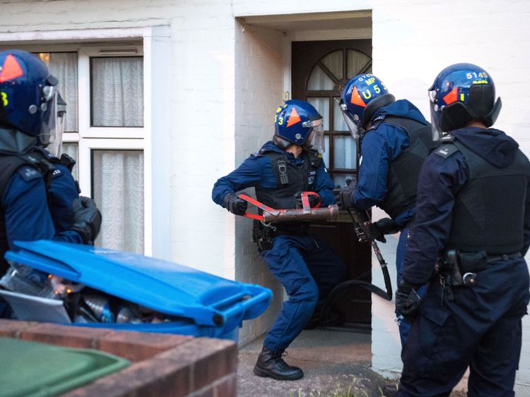 Men Of Violence Arrested As Police Smash Down Doors In London Drug Raids